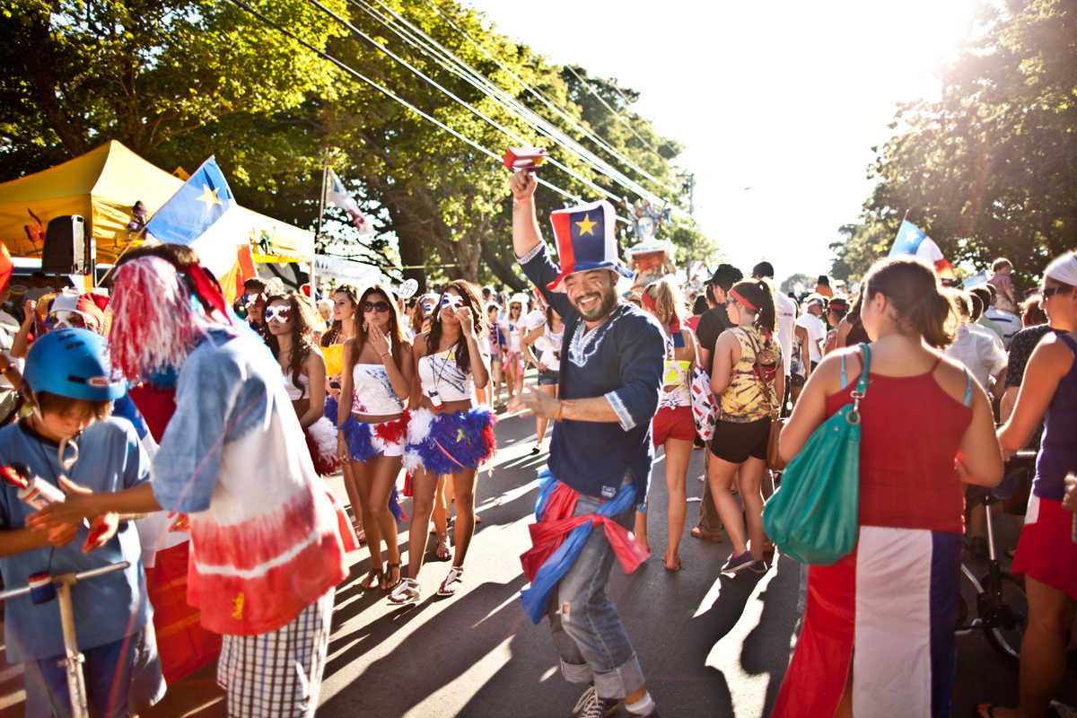 Costumes et couleurs du Tintamarre acadien | Destination Canada